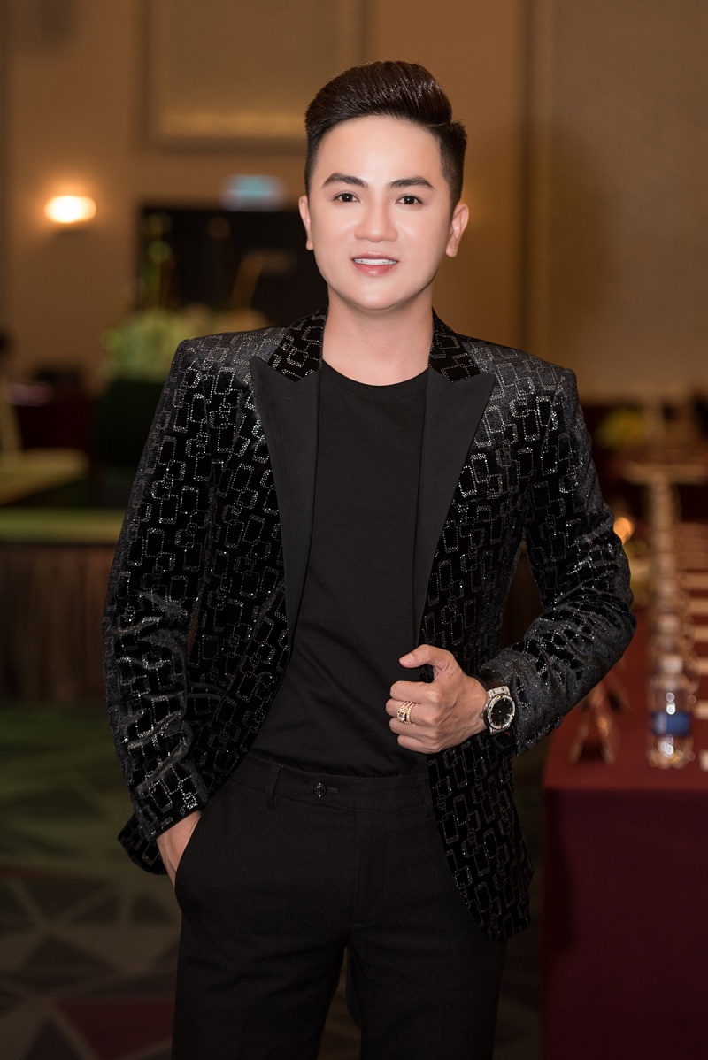 guong-mat-dai-su-nhan-ai-2022-tiepthigiadinh-ca-si khuu-huy-vu - Tiếp ...