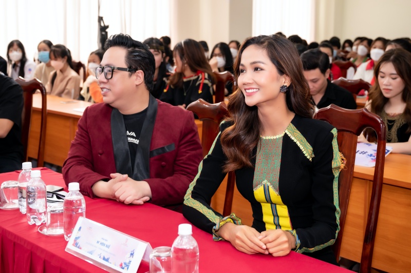 hoa-hau-cac-dan-toc-viet-nam-2022-tiepthigiadinh-1 - Tiếp Thị Gia Đình